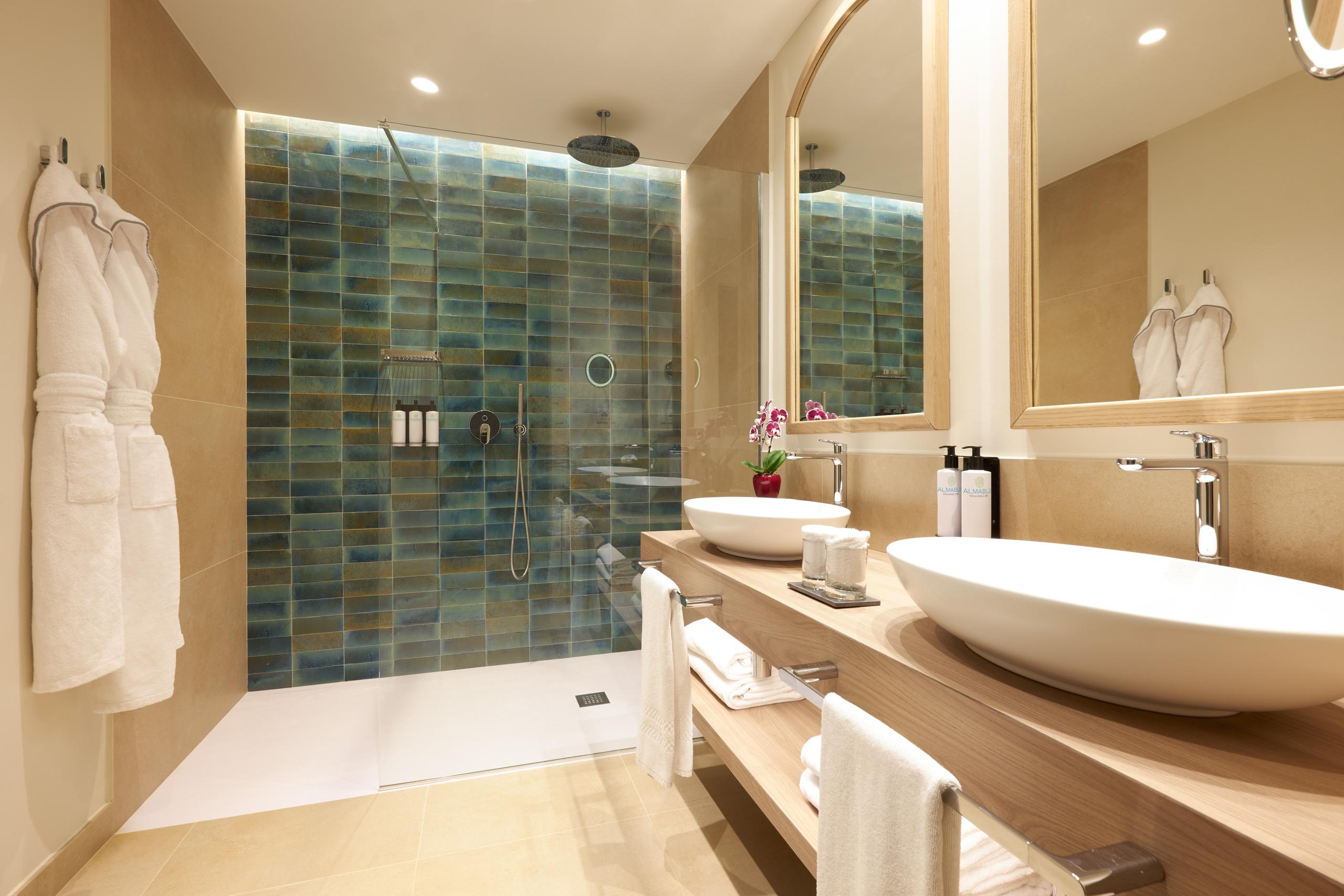 Prestige suite lagoon side with private garden | Almar Timi Ama