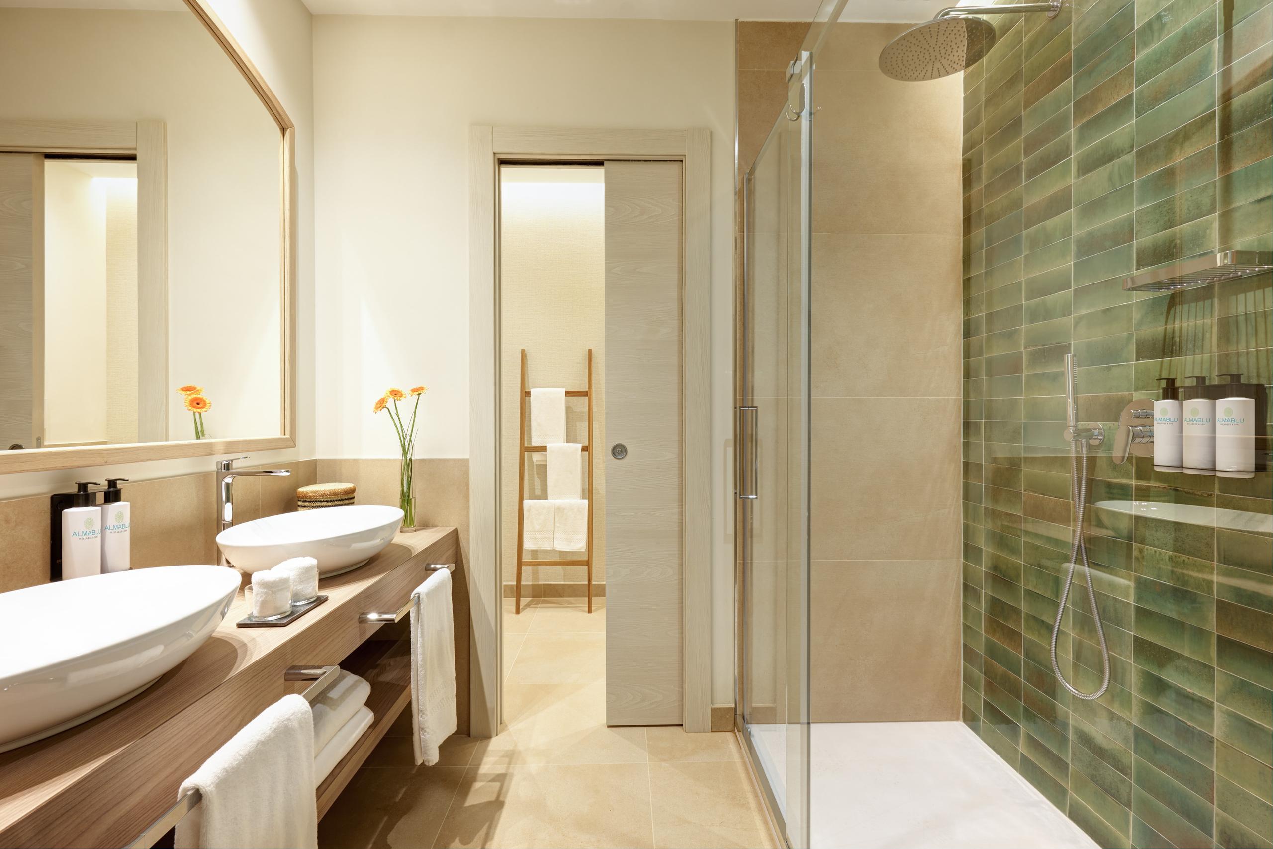 Family room with queen-size bed and large shower | Almar Timi Ama