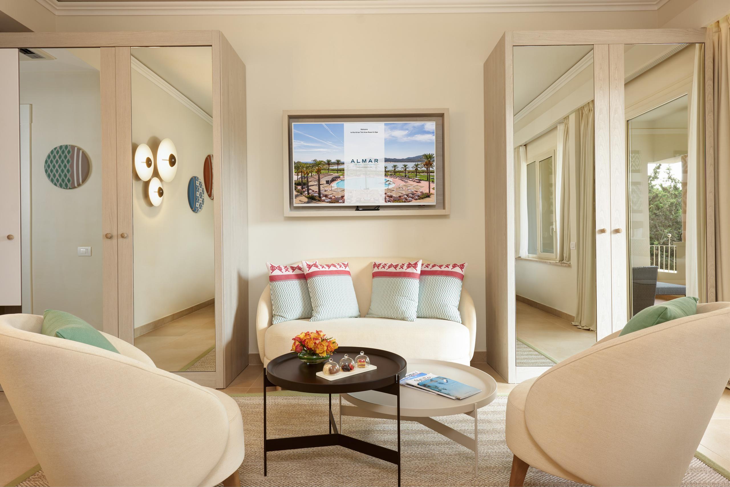 Family room with queen-size bed and large shower | Almar Timi Ama