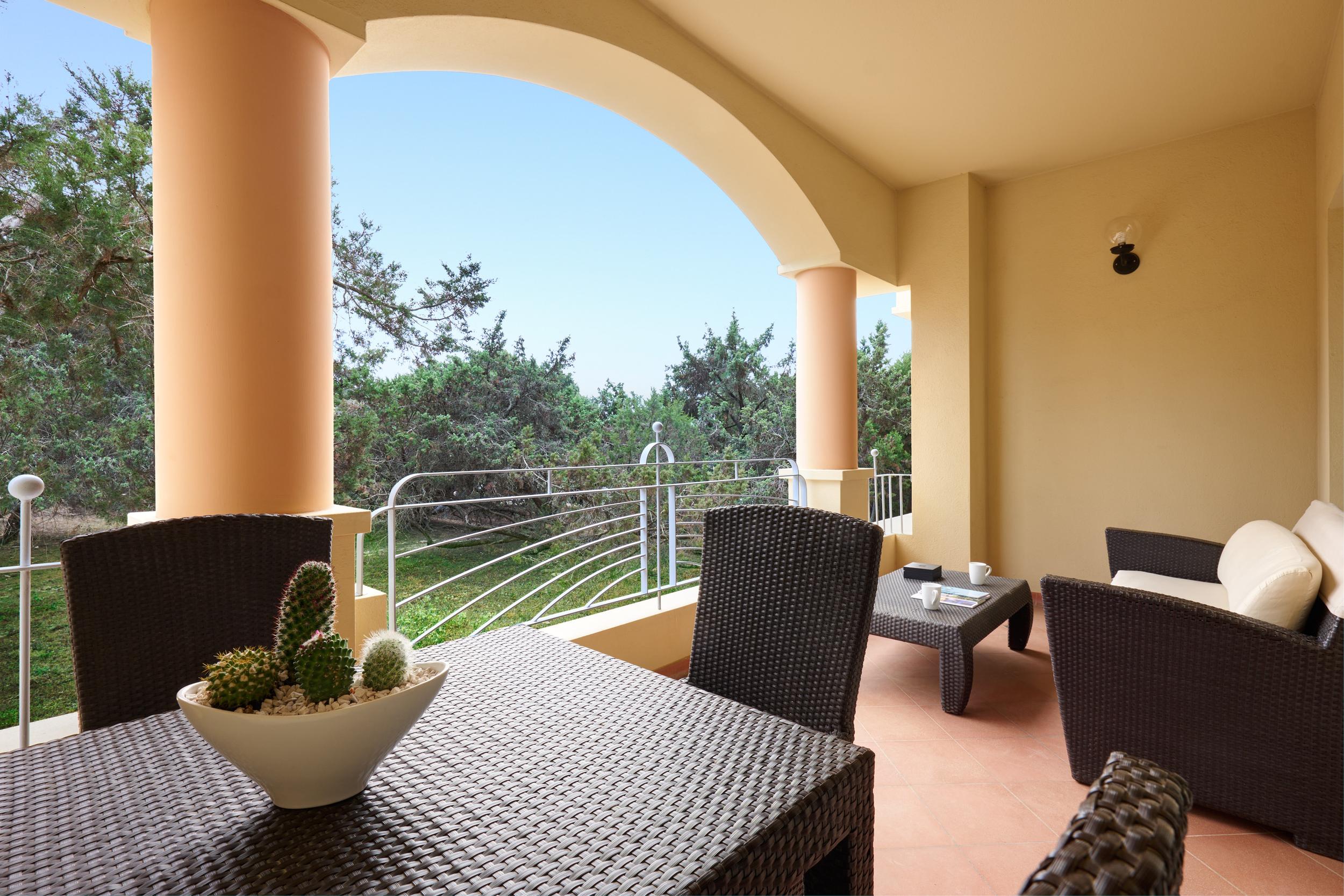 Family room with queen-size bed and large shower | Almar Timi Ama