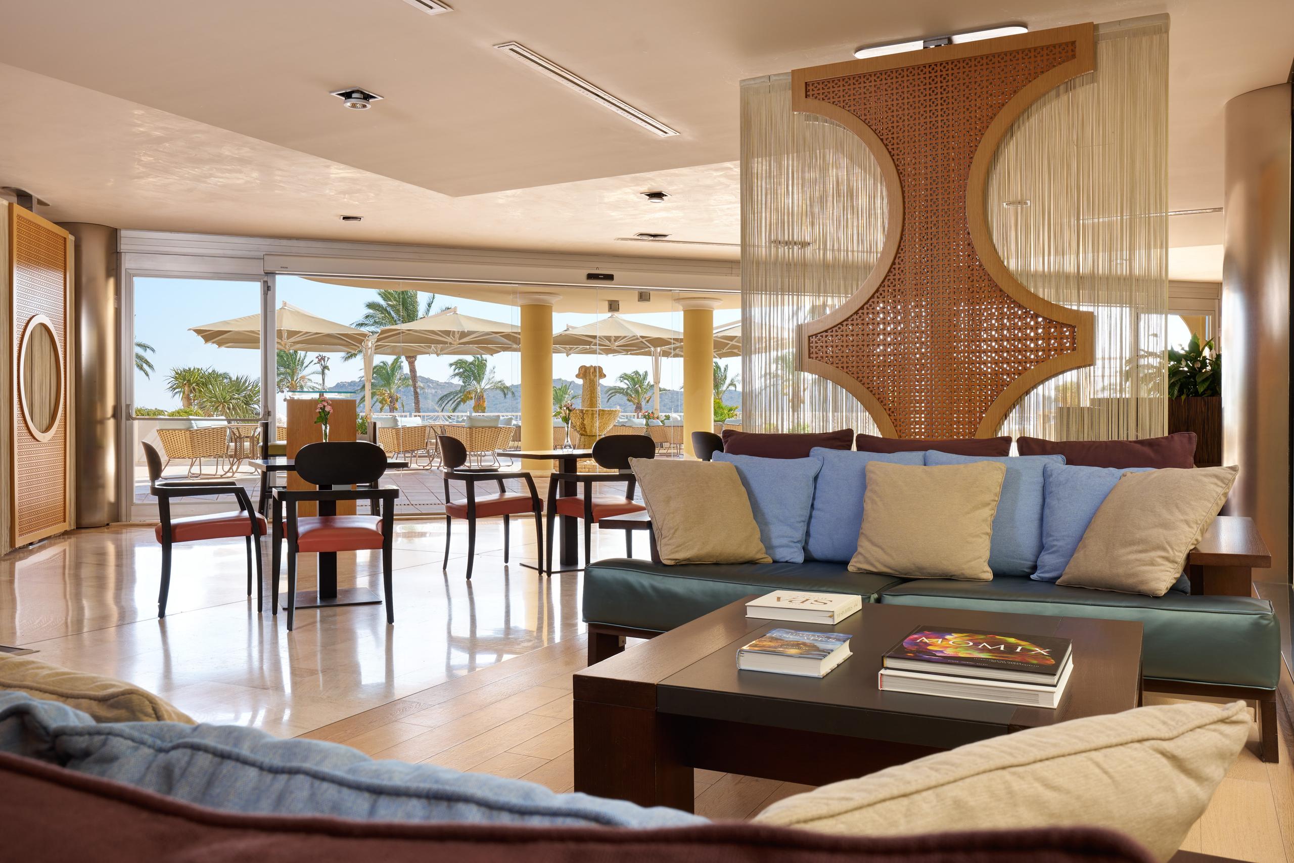 La Vista Lobby Bar in Villasimius for aperitifs | Almar Timi Ama