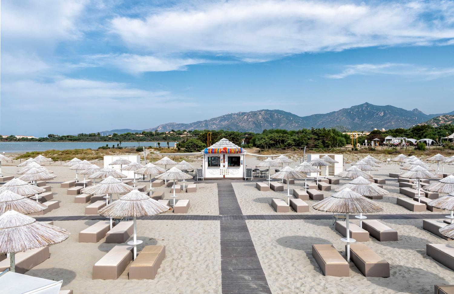 Cabana Bianca Beach Bar: drinks, snacks and poke | Almar Timi Ama